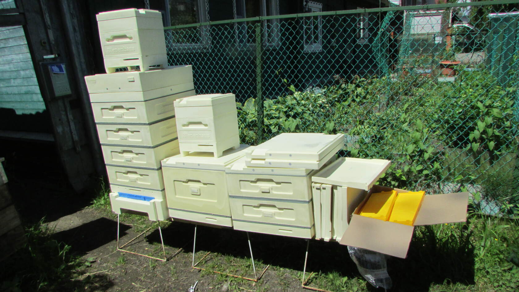 14 июня 2022 года, получил заказ с фирмы BienenHaus   12 рамочные ульи, рамки с пластиковой вощиной