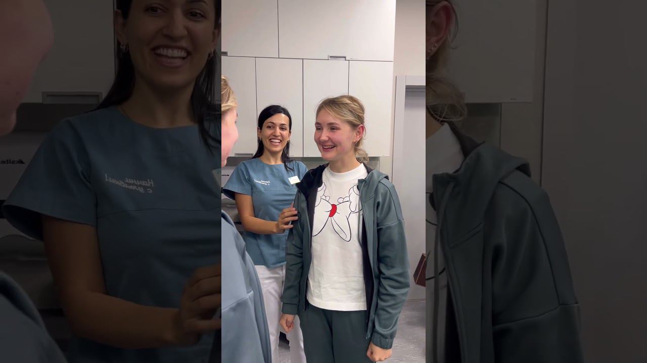 Сразу после снятия брекетов у нашей пациентки в клинике на Международной. Поздравляем!