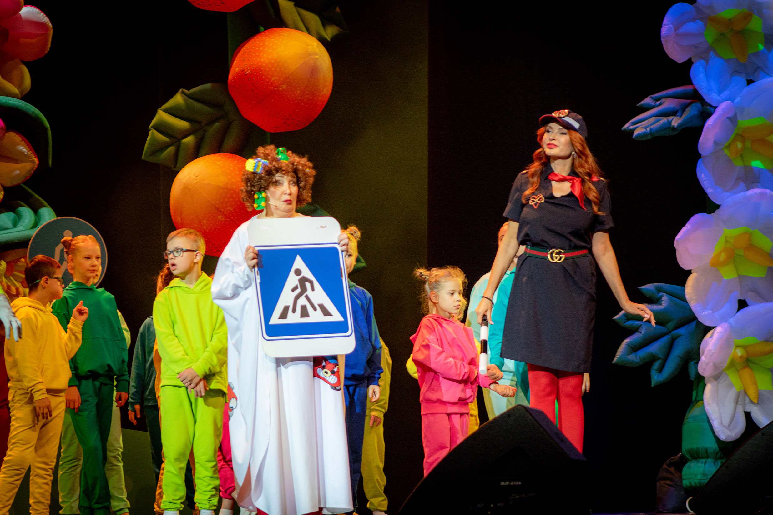 Осторожно улица - стихи Елены Лемеховой, музыка Михаила Гребенщикова, поёт Эвелина Блёданс