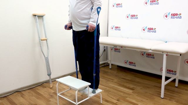 7. Техника подъема и спуска по лестнице на костылях.