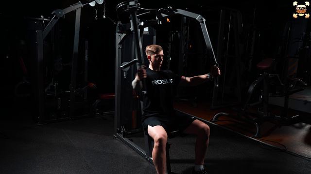 Горизонтальное приведение плеча в тренажере (Бабочка) / грудные в тренажере  / сведение на грудные