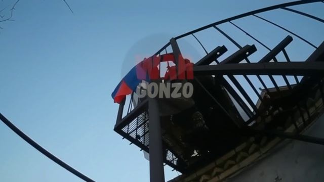 Офицер «Каскада» водружает флаги РФ и ДНР в Павловке