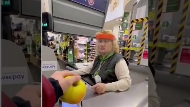 Бедную бабулю взбудоражил.