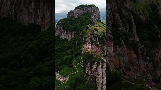 Шоанинский храм в горах Карачаево-Черкессии