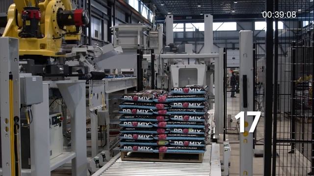 Паллетирование мешков с удобрением.mp4