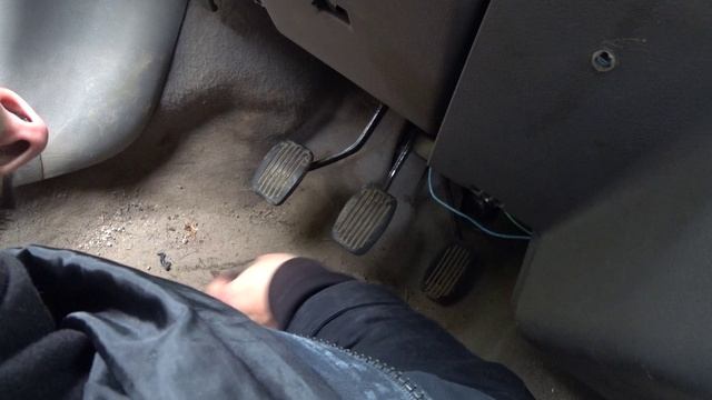 Skoda Felicia Throttle Repair (Ремонт тросика педали газа). Поганка и Мухомор. Авто.