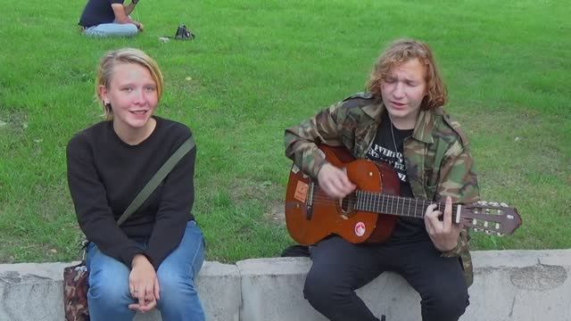 Прогулки по городу: ребята поют "На велосипеде под дождем"