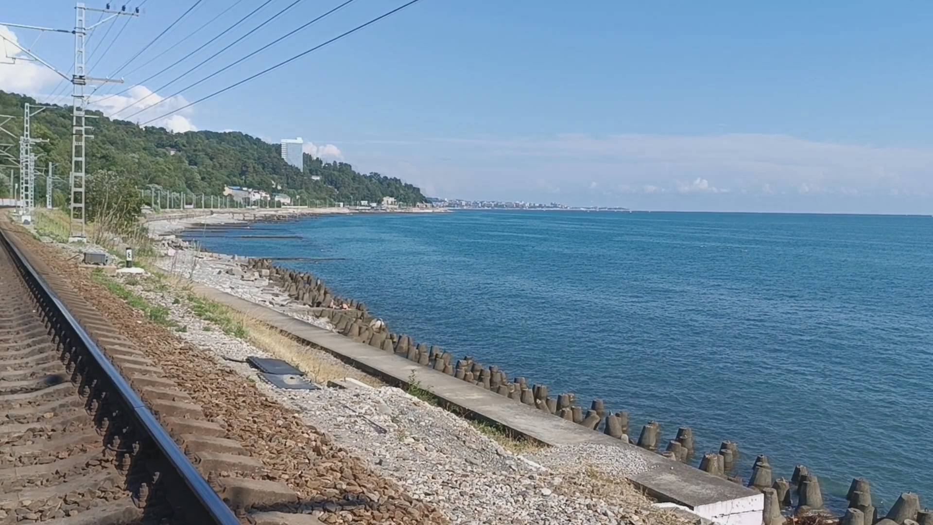 Ежи и море. Полудикий пляж.