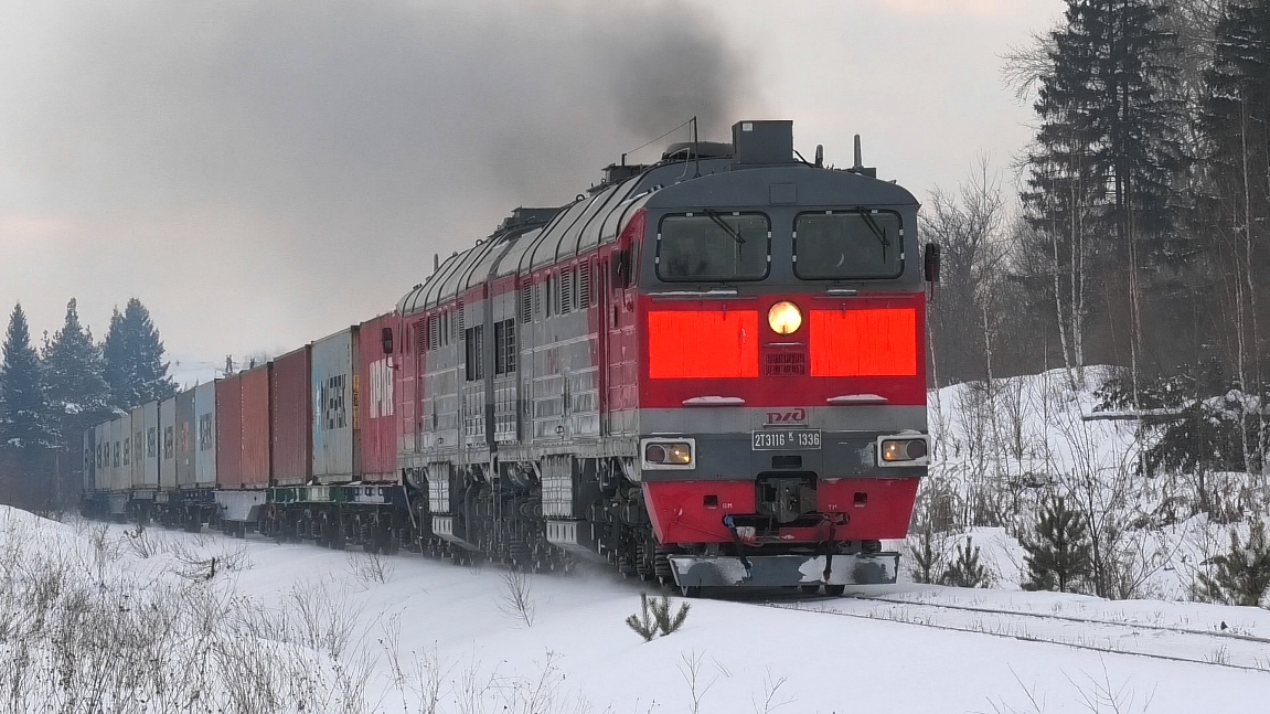 2ТЭ116К-1336 с контейнерным грузовым поездом и приветливой бригадой
