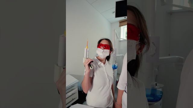 Ассистенты стоматолога готовятся к приему