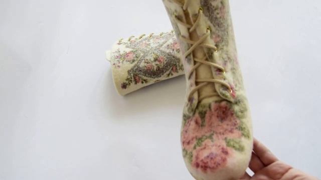 Валяные домашние сапожки ручной работы "Волшебный край" с павловопосадским платком