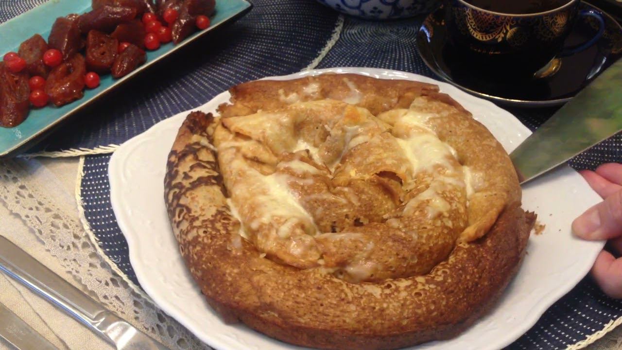Блинный пирог-улитка с курицей и сыром
