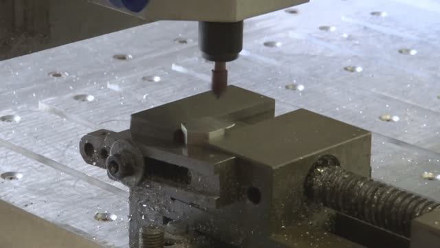 Нарезание резьбы, снятие фасок на станке Trace-Magic 2013 года