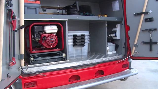 Техника спасателей МЧС: судебно-экспертный автомобиль на базе фургона Газель.mp4