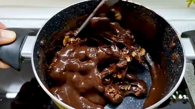 Взбейте сгущенку с грецкими орехами
.mp4