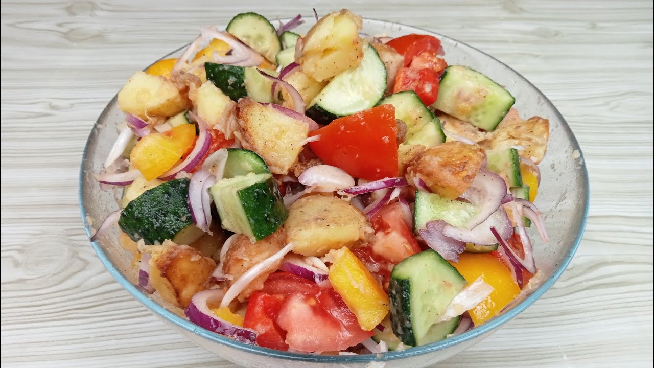 Салат с молодым картофелем, огурцами, помидорами