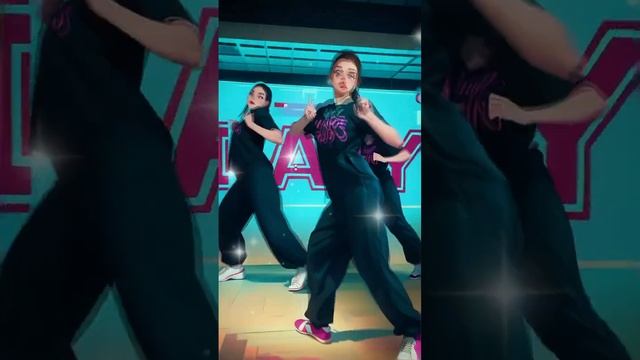 Learning New Dance Moves #ai #stablediffusion #warpfusion #animatediff (1)