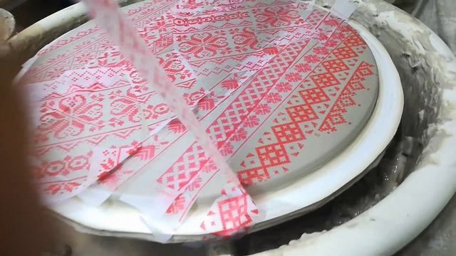 Как сделать узор на керамике?
Выход: подглазурная деколь.