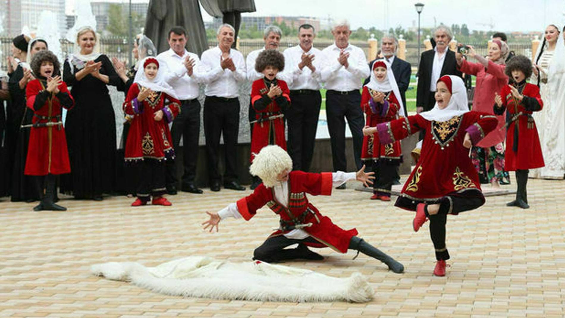 Дагестанские танцы (встреча молодых, джигиты и девушки), ансамбль танца Мухамеднура