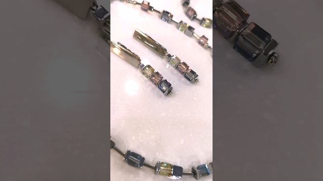 Комплект из кубиков кристаллов и гематита.