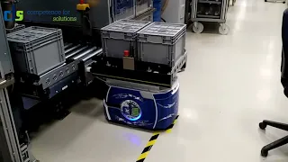 Промышленный робот Omron Adept грузит и забирает лотки с конвейера