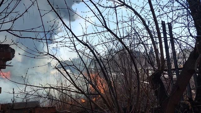 Горит сухостой.