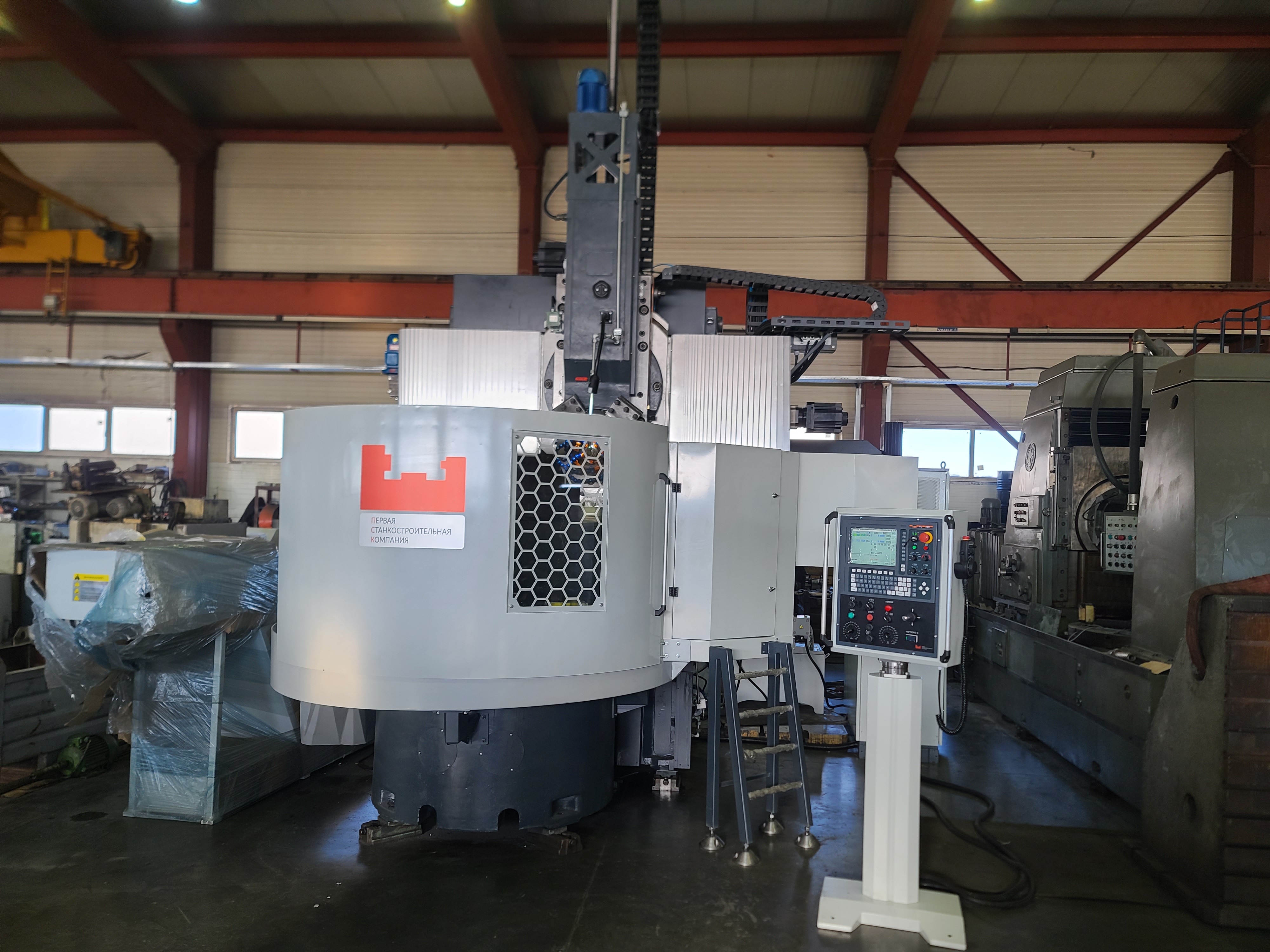 Токарно-карусельный станок с ЧПУ 1516Ф3. Станок оснащен кабинетом.  (Видео от производителя)