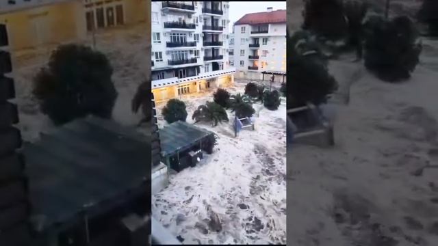 Кадры из Адлера, там волны достигают в высоту 6 метров