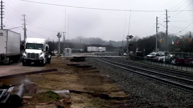 Быстрый скоростной поезд в США пролетел в сильный дождь