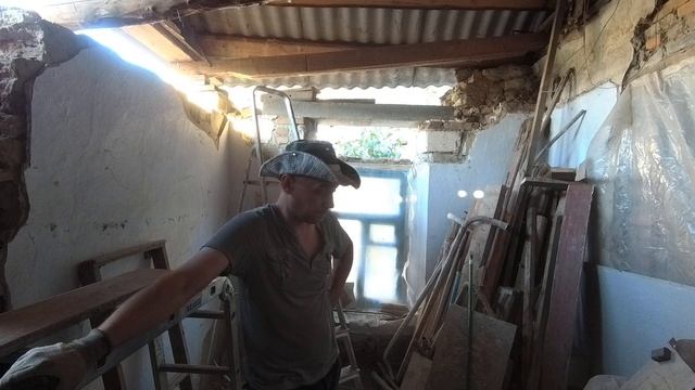 подготовка для бетонирования перемычки над окном в столовой / ремонт дома своими руками