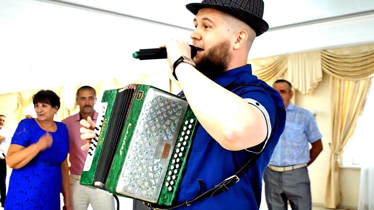 Гармонист на юбилее в Саратове