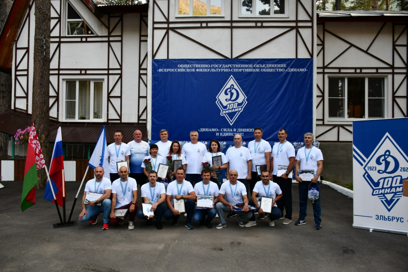 Команда правоохранителей-динамовцев совершила восхождение на Эльбрус и установили флаг на его вершин