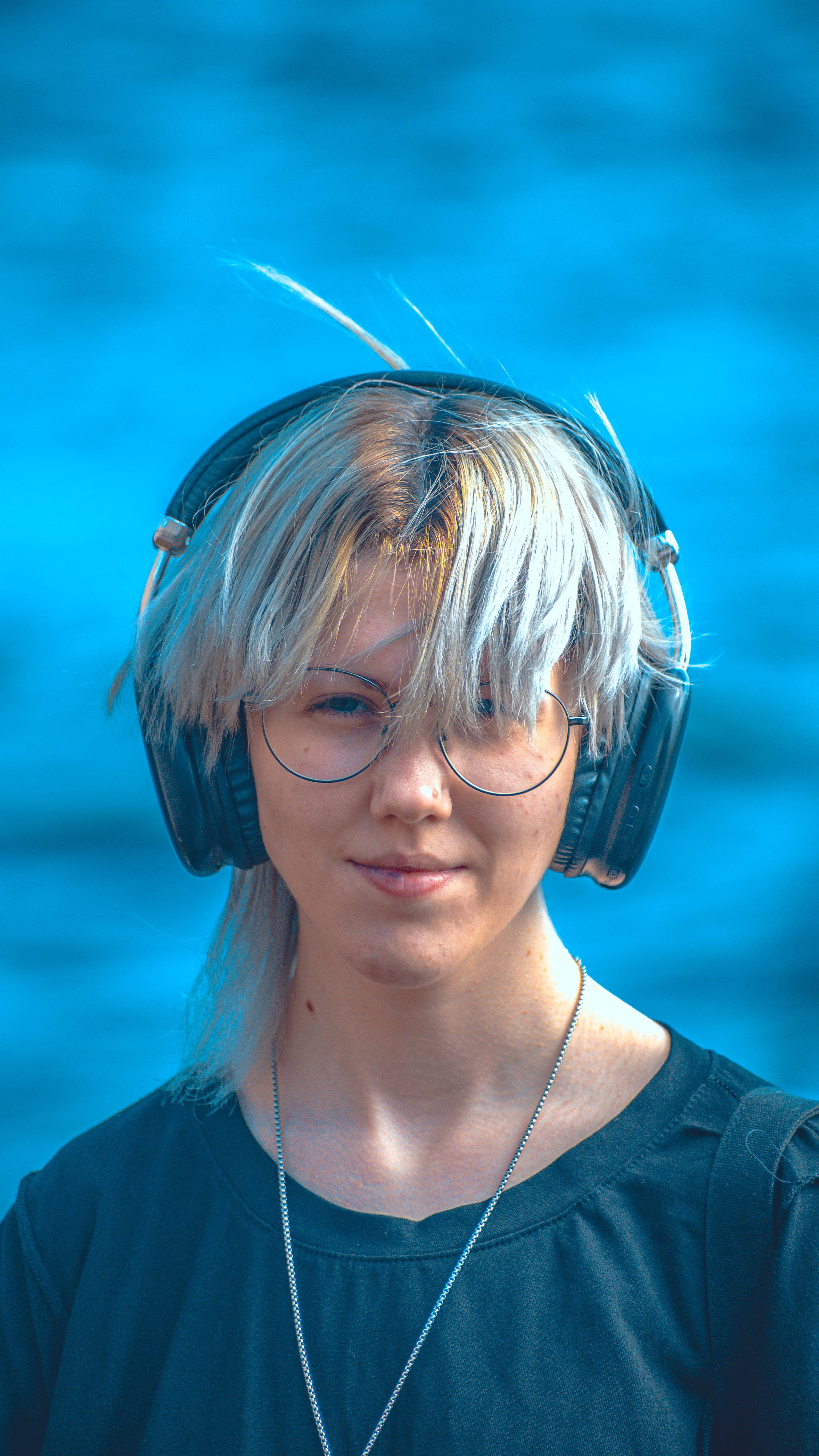 Девушка на пирсе. Уличная фотография