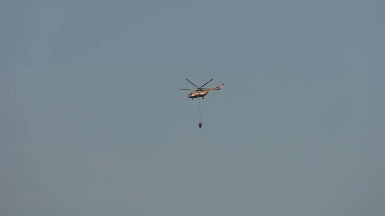 Пожарный вертолёт над центральным городским пляжем в Ялте (30.07.12)