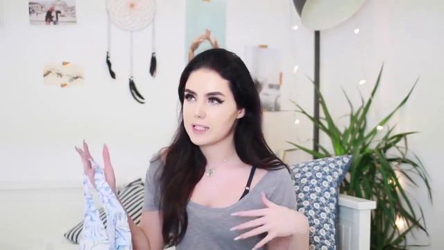 брюнетка примеряет бикини.mp4