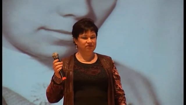 Валентина Кудрявцева поздравляет Надежду Евстигнееву с юбилеем