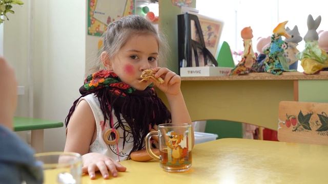 кира с блином на Масленице 2023