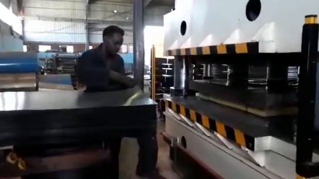 Машина для тиснения металлических дверей 2500T