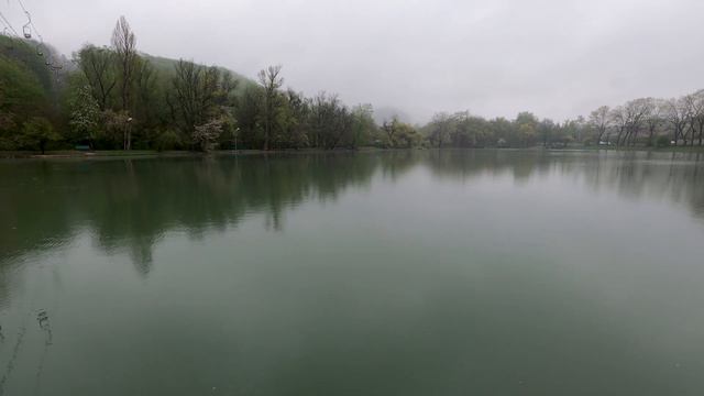 Звуки весеннего дождя на озере в городском парке