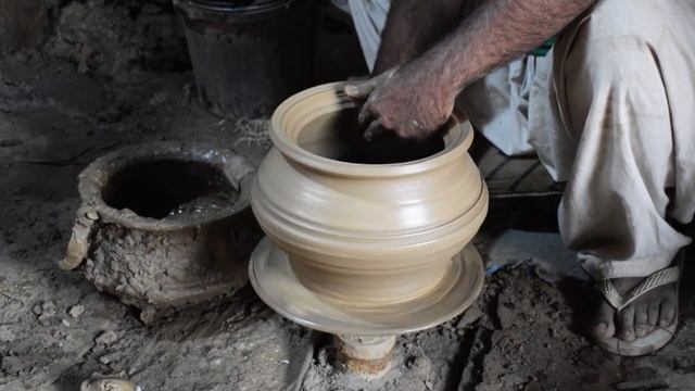 Примитивные технологии изготовления горшков из глины  Удивительный талант глиняного горшечника.
