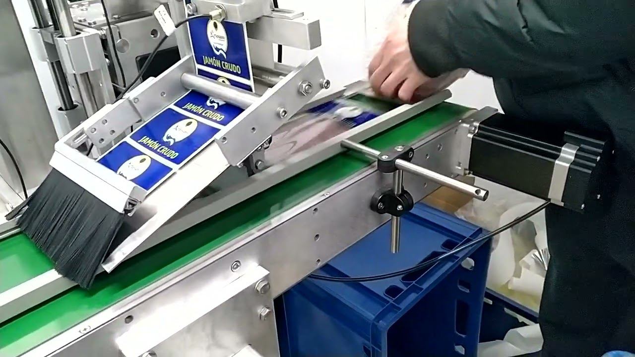 Наклеивание 2х этикеток на упаковку с нарезкой -  Etikon.ru