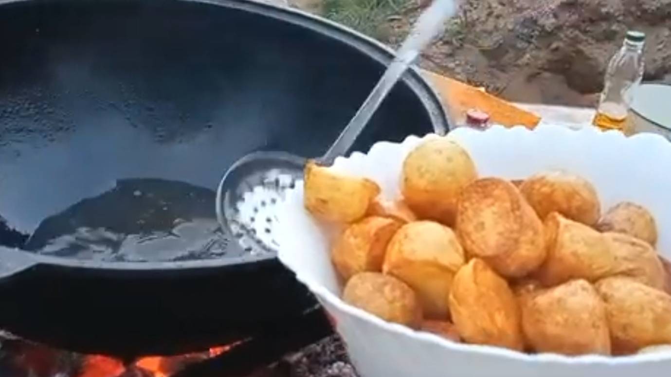 Молодой картофель жарю только так. Молодой картофель в казане