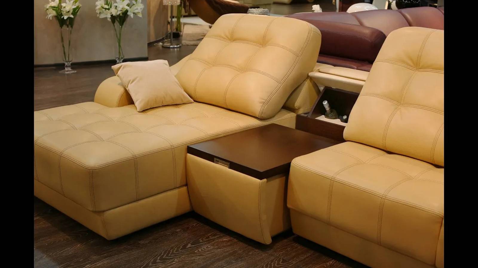 Электрическая вставка-бар с нишей для хранения напитков и прикатным столиком с подъемной столешницей