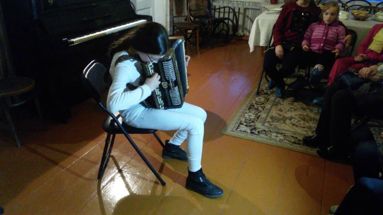 Вальс. Баян. Девочка играет на баяне.