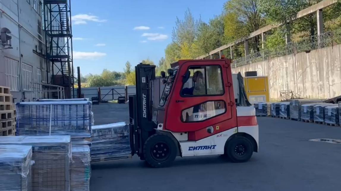 Вилочный погрузчик СИЛАНТ загружает автофуру