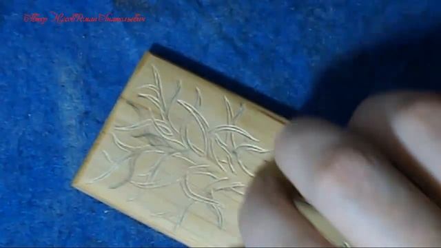 Подставка для телефона-планшета.Резьба по дереву бормашиной.