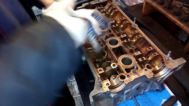 фолксвагет пассат б5 притирка клапанов ,сборка гбц Часть 2.mp4