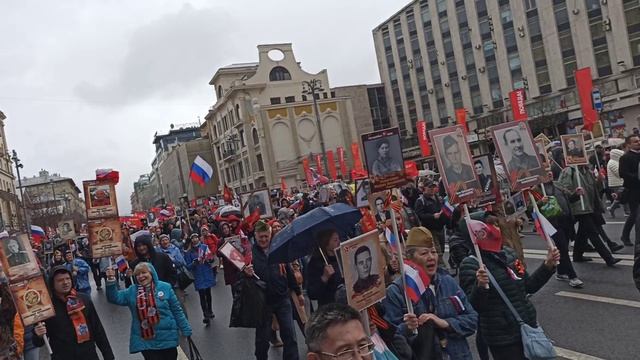 Мы толкаем землю от себя. Бессмертный полк 9 мая 2022