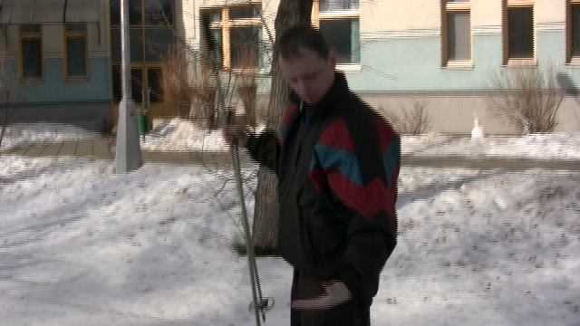 На лыжах преодолеваем препятствие  сидя