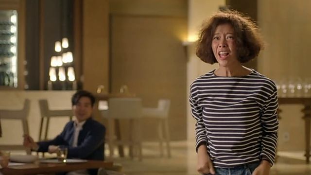 Пытается объяснить подруге жестами???